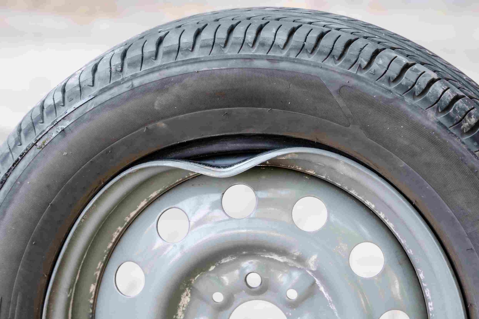 Hernie de pneu : Causes, conséquences et entretien